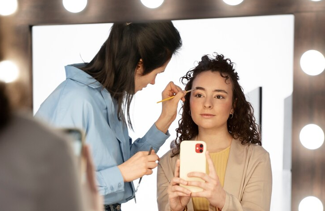 Menjadi Makeup Artist Profesional dengan Teknik dan Tips - Moztrip ...